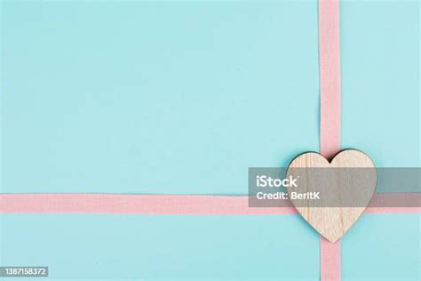 장미와 밝은 파란색 배경에 나무 심장 찢어진 종이 휴일 배경 발렌타인 데이 우정 사랑과 자선 기호 선물 상자 0명에 대한 스톡