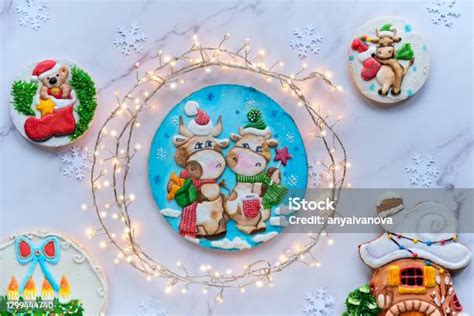 두 만화 암소 캐릭터 겨울 집 산타와 제마스 화환장식 진저 브레드 축제 화환이 화환으로 싸여 크리스마스 플랫 누워 흰색 대리석