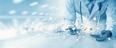 의료 온라인 의학 의사는 가상 인터페이스에서 아이콘 치료와 소셜 네트워크에서 환자의 스마트 폰 확인 및 분석 데이터를 사용합니다 파란색 톤 의사에 대한 스톡 사진 및 기타