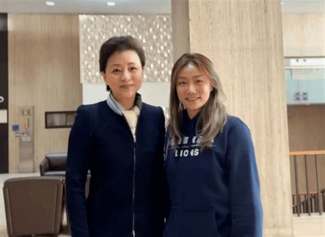 54岁杨澜两鬓斑白在美授课，被扒与外籍老公正式移民美国，背名牌包大肆炫富！ 唐国强 吴征 张一兵