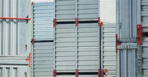 화물 및 기타 물건 또는 소모품을 보관하는 데 사용할 수 있는 새로운 저장 컨테이너 스택 사진 Unsplash의 선적 컨테이너 이미지