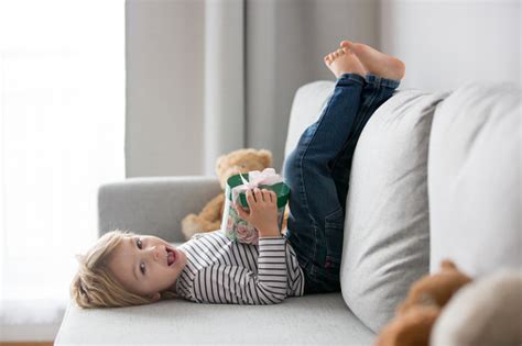 달콤한 유아 금발 아이 아기 소년 엄마를위한 약간의 선물로 상자를 들고 2명에 대한 스톡 사진 및 기타 이미지 2명 가족 교육 Istock