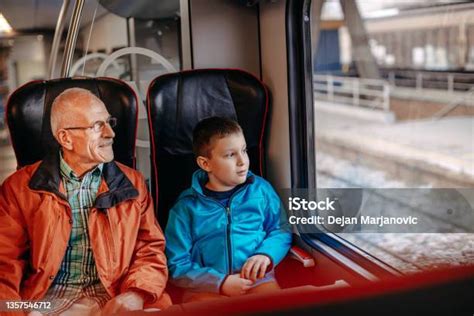 손자와 함께 기차를 타다 기차에 대한 스톡 사진 및 기타 이미지 기차 할아버지 창문 Istock