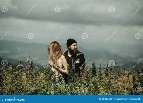 Pares Rom Nticos En El Top De La Monta A Imagen De Archivo Imagen De Hermoso Amor