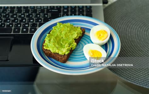 노트북 배경에서 아보카도와 계란 샌드위치의 건강 한 아침 식사 건강한 식생활에 대한 스톡 사진 및 기타 이미지 건강한 식생활 구운 식품 끓는 물에 삶기 Istock