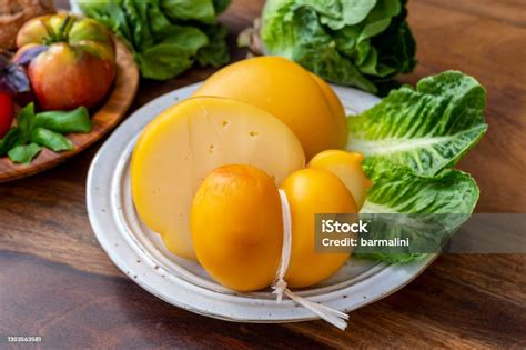 치즈 컬렉션 이탈리아 치즈 프로볼로네 카시오카발로 남이탈리아의 양이나 젖소 우유로 만든 사기 흰색과 노란색 훈제 0명에 대한 스톡 사진 및 기타 이미지 Istock