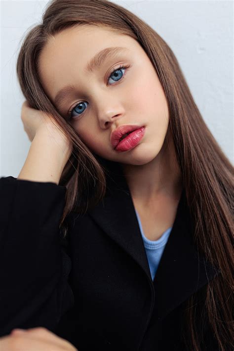 Height 148cm 4 10½ Shoe 36 Eu 4 Us 3 Uk Hair Light Brown Eyes Blue