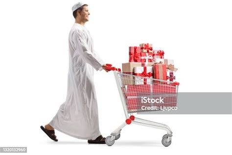 무슬림 남자가 걷고 선물로 가득 찬 쇼핑 카트를 밀고있는 전체 길이 프로필 샷 30 34세에 대한 스톡 사진 및 기타 이미지 30 34세 걷기 고객 Istock