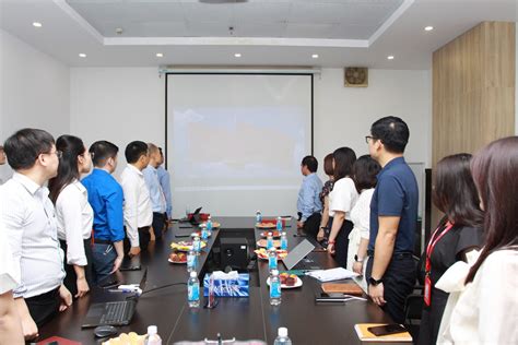 ĐẢng BỘ TẬp ĐoÀn Bitexco TỔ ChỨc LỄ Trao Huy HiỆu 40 NĂm TuỔi ĐẢng Bitexco