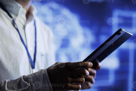 Administración Utilizando Tableta En Servidor Cubo A Mantenimiento Artificial Inteligencia