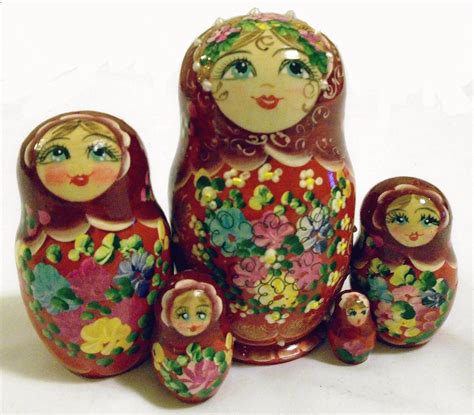 ბორდოსფერი თეთრი თოჯინები ზე