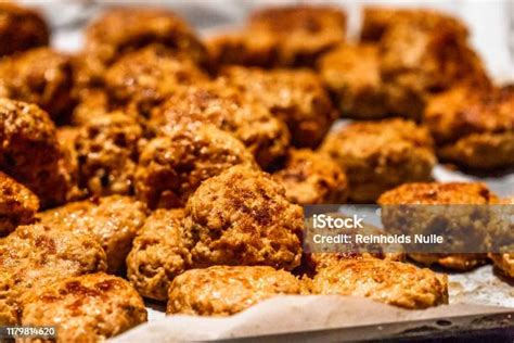 구운 둥근 돼지 고기 커틀릿 웨딩 식사에 대 한 일부 햄버거에 대 한 베이킹 종이에 확산 건강한 생활방식에 대한 스톡 사진 및