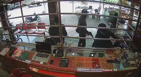 Photo Gallery เปิดคลิป 4 คนร้าย บุกปล้นร้านทอง จ ตาก เจ้าของร้านคว้าปืนยิงสวนกลับดับ 1 ราย