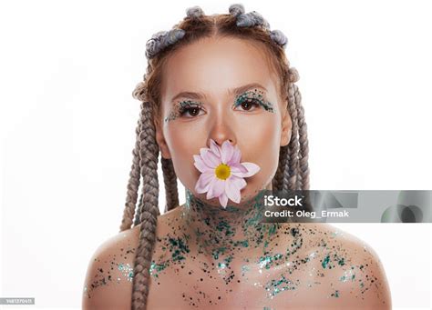 건강한 피부와 얼굴 근처에 분홍색 꽃을 피우고 하얀 배경 위에 얼굴 목 어깨에 반짝이는 사랑스러운 젊은 여성의 아름다움 초상화 20 24세에 대한 스톡 사진 및 기타 이미지