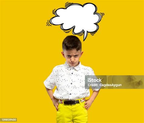 노란 배경 앞에서 음침한 태도를 가진 어린 소년의 초상화 클로즈업 격노한에 대한 스톡 사진 및 기타 이미지 격노한 공격성