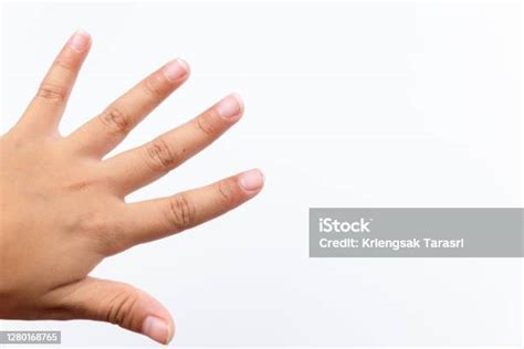 아이의 손의 더러운 손톱 더러운 긴 손톱은 세균이 흰색 배경에 아픈 고립합니다 건강관리와 의술에 대한 스톡 사진 및 기타 이미지 건강관리와 의술 건강한 생활방식 균류