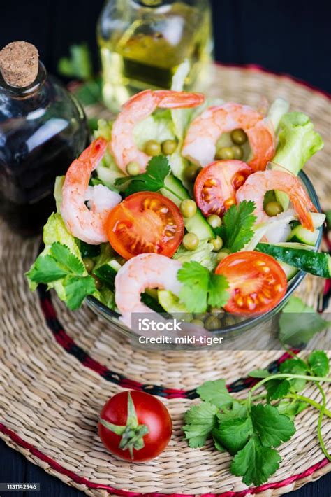 Salad Sayuran Dan Udang Segar Dengan Kacang Polong Hijau Foto Stok Unduh Gambar Sekarang Istock