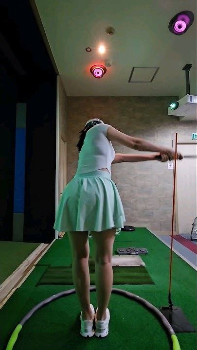 골린이1일차 이쁜스윙 유재민프로 골반턴 Golf 골린이 골프스윙 미녀골퍼 Youtube