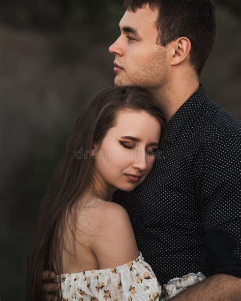 Cerrar Un Retrato Sensual De Una Pareja Joven Enamorada Imagen De