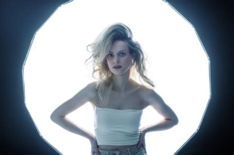 밝은 조명 소프트 박스 배경에 큰 물결 모양의 머리 스튜디오 초상화를 가진 아름다운 여자 가냘픈에 대한 스톡 사진 및 기타 이미지 가냘픈 거친 필름 효과 곱슬 머리