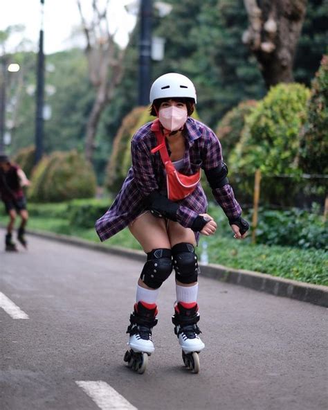 8 Photos Of Tya Ariestyas New Hairstyle Short Bob With Bangs Looking