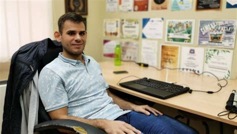 Život Ne Vidim Ali Ga Čujem Iako Slep Od Treće Godine Stefan