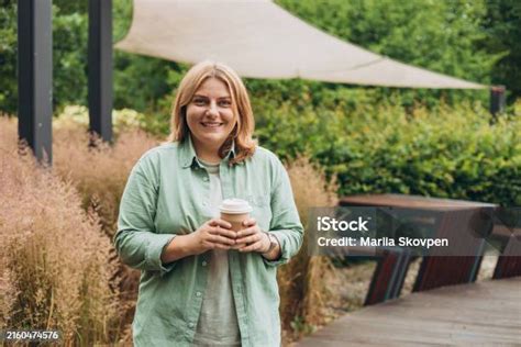 행복 빨간 머리 30 대 공공 공원 배경에 커피의 갈색 종이 컵을 들고 여자 커피는 도시 거리에 간다 음식 휴식 테이크 아웃 개념 30 34세에 대한 스톡 사진 및 기타