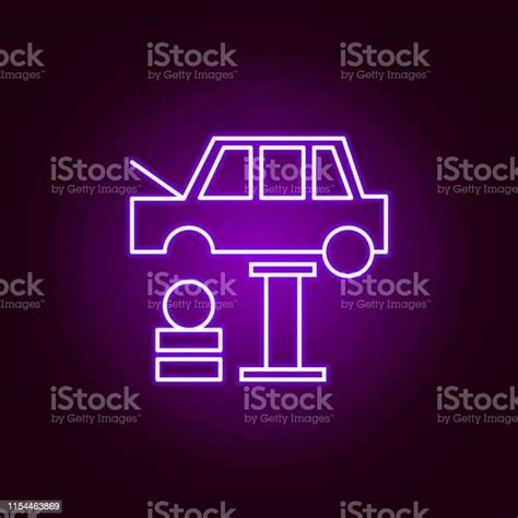 네온 스타일의 자동차 타이어 변경 개요 아이콘입니다 네온 스타일 아이콘에 자동차 수리 그림의 요소입니다 기호와 기호는 웹 로고