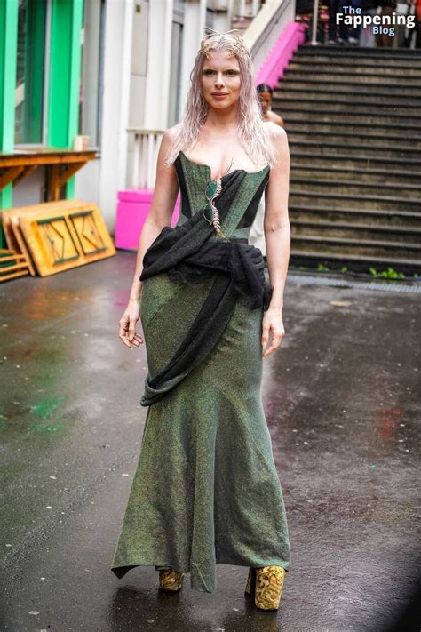 Julia Fox Cleavage Photos The Fappening Stars