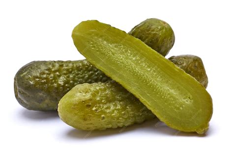 Savoureux Cornichon Vert Entier Isolé Sur Fond Blanc Photo De Haute Qualité Photo Premium