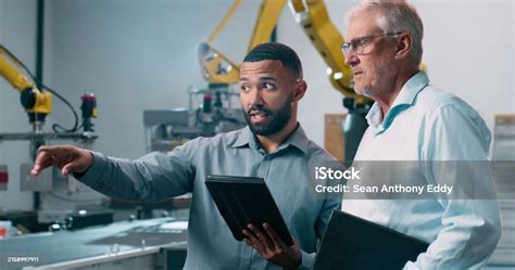 생산 확인 또는 팀워크를 위해 로봇 공장의 통화 태블릿 또는 비즈니스 사람들 감독자 기술 기계 또는 엔지니어링 검사를 담당하는 제조 또는 프로세스 자동화 컨설턴트 25 29