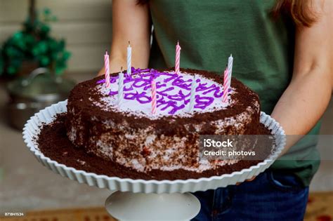 젊은 여 자가 Defocused 조명에 대 한 맛 있는 생일 케이크 접시를 들고 기념일에 대한 스톡 사진 및 기타 이미지 기념일 낮 미국 Istock