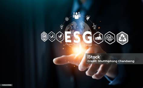 Esg 환경 사회적 거버넌스 투자 개념 Esg 투자를 만지는 사업가 환경 기업 탄소 노동 관행 지속 가능성을 고려한 전략 개념에 대한 스톡 사진 및 기타 이미지 Istock