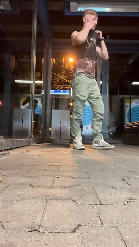 Deutscher Junge öffentlicher Bahnhof im Freien Pisse Sperma wichsen