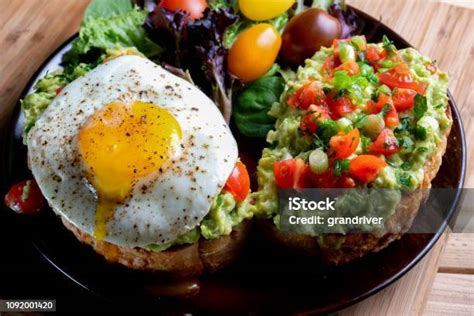 Diced 토마토 다진된 녹색 양파 올리브 오일과 튀긴 계란 얹은 얹은 아보카도 토스트 구아카몰에 대한 스톡 사진 및 기타 이미지 구아카몰 달걀 0명 Istock