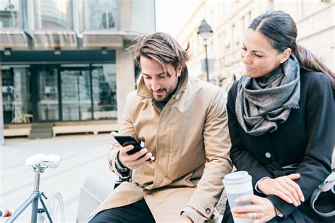 이동 중에 사업입니다 사업가 사업가 동료 야외 웃 고 휴대 전화를 사용 하 여 행복에 대한 스톡 사진 및 기타 이미지 행복 가을 경영자 Istock
