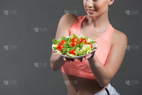 迷人苗条的年轻女子更喜欢健康的饮食