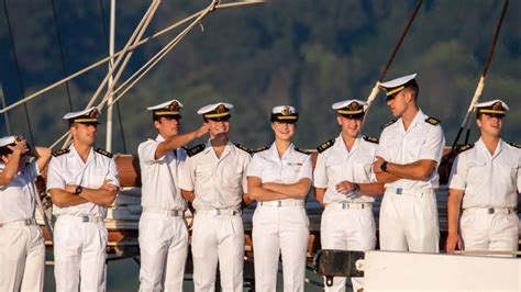 Así Fue La Llegada De La Infanta Leonor A Ferrol Uniforme Impecable Gorra Ondeando Y Una Sonrisa