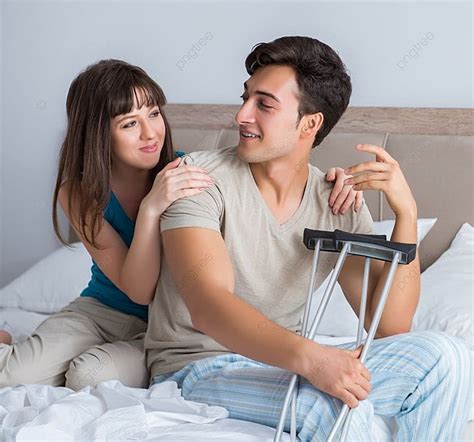 A Jovem Esposa Apoiando O Marido Na Muleta Após A Lesão Jovem Esposa Apoiando O Marido Na Muleta ...