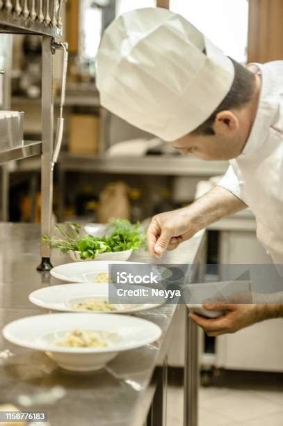 아스파라거스를 곁들인 전통 이탈리아 리조또를 준비하는 전문 남성 셰프 건강한 식생활에 대한 스톡 사진 및 기타 이미지 건강한
