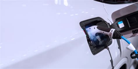 전원 케이블 펌프는 현대 기술 Ui 제어 정보 디스플레이 기술 및 운송 개념 텍스트 복사 공간을 갖춘 전기 자동차 Ev 자동차에 충전 전원을 연결합니다 개념에 대한 스톡