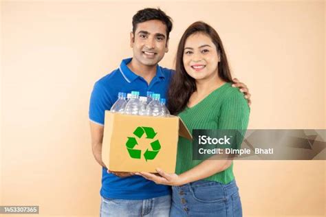 행복한 친환경 젊은 인도 부부가 재활용을 위해 플라스틱 병으로 가득 찬 상자를 들고 있다 환경 보호 지구의 날 개념 25 29세에 대한 스톡 사진 및 기타 이미지 Istock