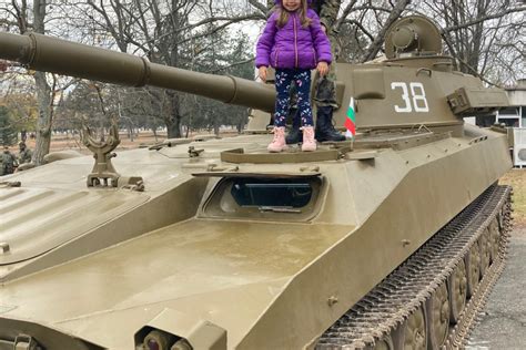 20 самоходен артилерийски дивизион тържествено отбеляза празника на Сухопътните войски — Радио и