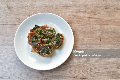 얇게 삶은 검은 색 보존 계란 드레싱 매운 튀긴 돼지 고기와 바질 잎 건강한 식생활에 대한 스톡 사진 및 기타 이미지 건강한