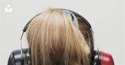 머리에 헤드폰을 쓴 여자 사진 Unsplash의 무료 헤드폰 이미지