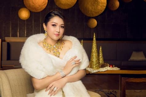 တန်ဖိုးကြီး လက်ဝတ်ရတနာတွေနဲ့ မြင်သူတိုင်း ချစ်အားပိုလောက်အောင် ကျက်သရေရှိရှိ လှရက်လွန်းနေတဲ့ သက