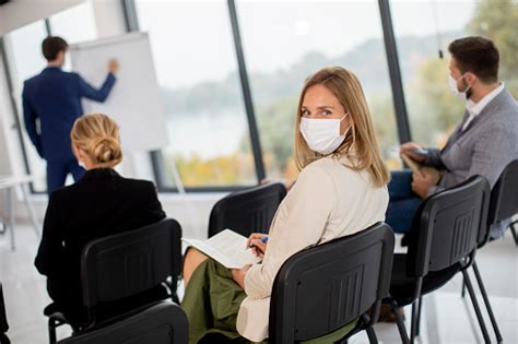 기업기업 교육포럼 비즈니스 세미나에 보호얼굴 마스크를 착용한 비즈니스 인원 30 34세에 대한 스톡 사진 및 기타 이미지