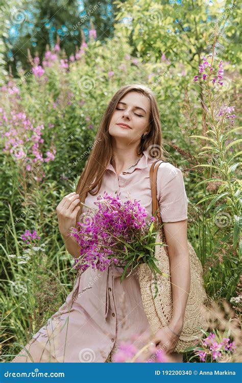 Jovencita En La Naturaleza Con Un Ramo De Flores Silvestres Rosas Un Ramo De Ivantea En Manos