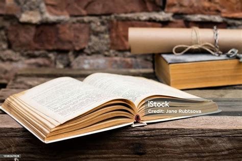 벽돌 벽 배경에 소박한 나무 표면에 두루마리와 키가있는 오래된 책 0명에 대한 스톡 사진 및 기타 이미지 0명 고대의 골동품 Istock
