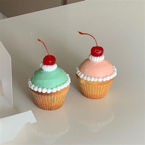 인앤빈 커피바 On Instagram 화이트데이💚 캔디컵케이크 예약 받습니다 바닐라캔디와 딸기레몬캔디 컵케이크 구성이고 작고 알록달록한 캔디가 시트에 콕콕 박혀있어서